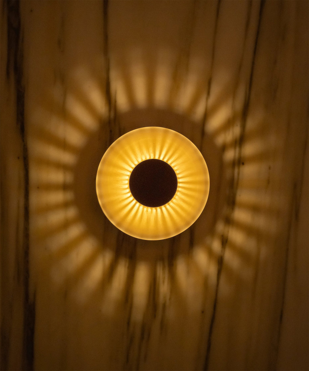 Humble Firefly: premium table lamp with a warm ambiance